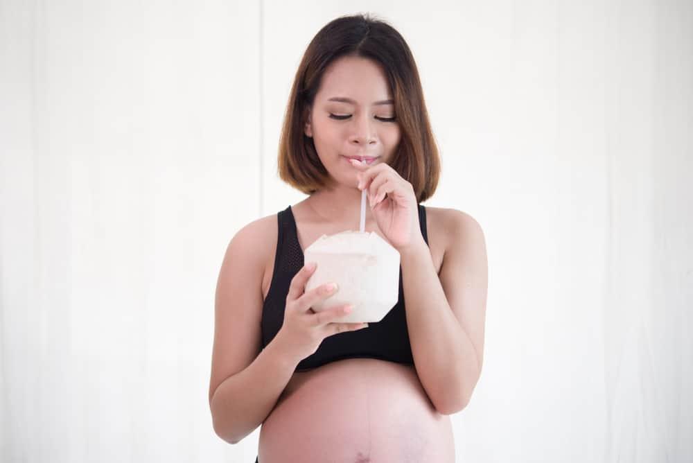 7 Manfaat Air Kelapa Untuk Ibu Hamil Dan Janin Hello Sehat
