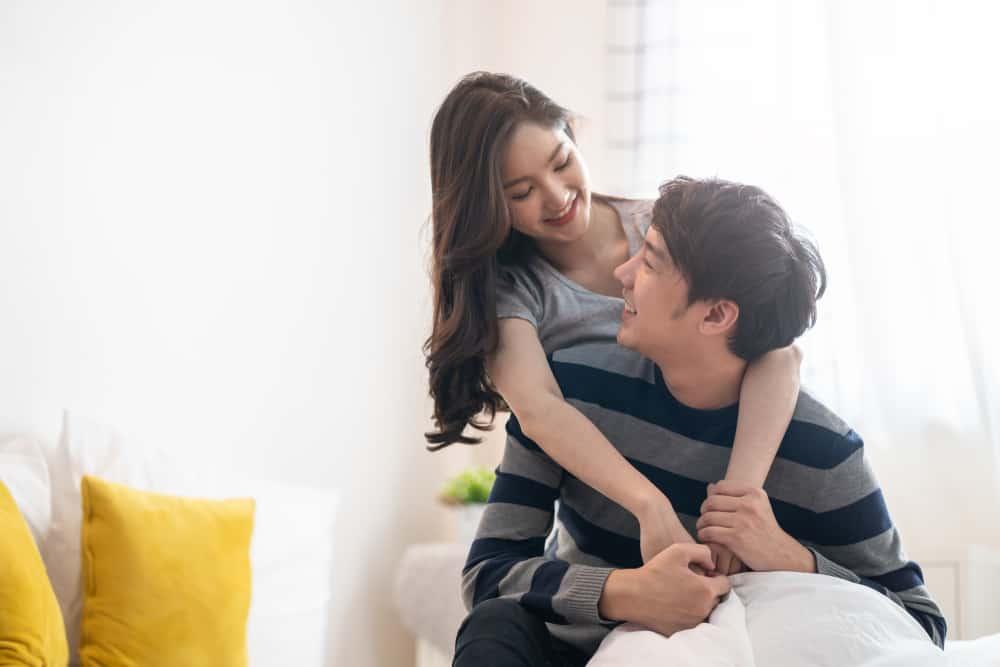 10 Cara Merangsang Pria di Ranjang yang Ampuh - Hello Sehat