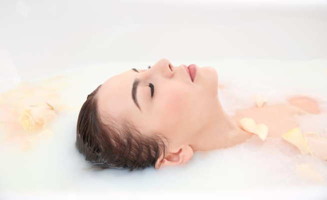 Mandi Susu, Apa Manfaat dan Bagaimana Melakukannya di Rumah?