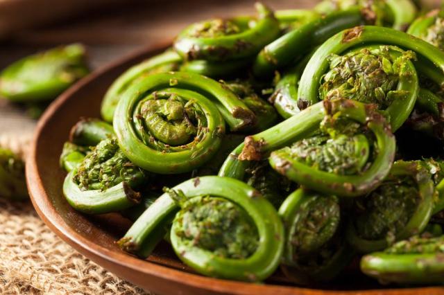 7 Manfaat Daun Pakis yang Enak Dimasak | Hello Sehat