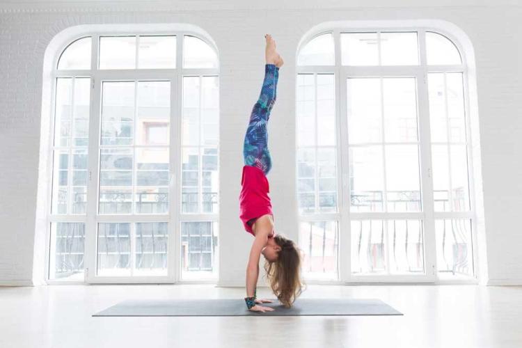 Cara Aman Melakukan Handstand untuk Pemula, Berani Coba?