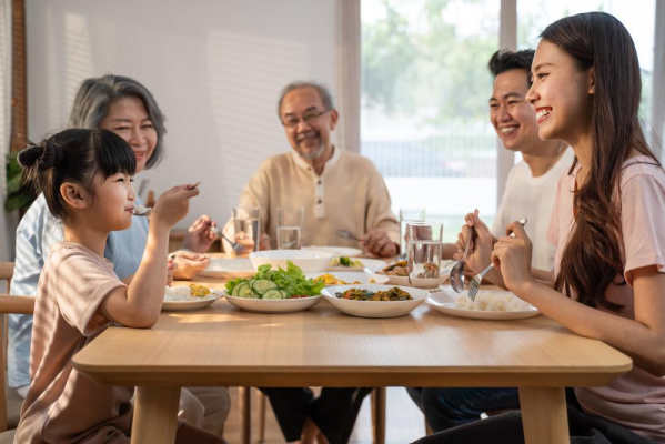 10 Cara Mengajarkan Etika Makan pada Anak - Hello Sehat