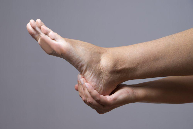 Flat Foot: Gejala, Penyebab, dan Pengobatan - Hello Sehat