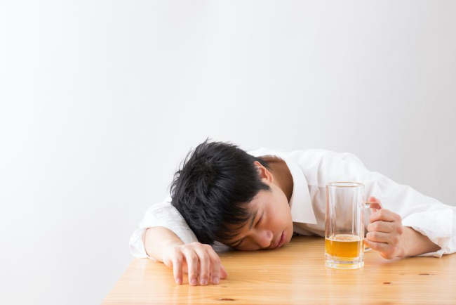 Alkoholisme: Definisi, Gejala, Penyebab, dan Pengobatan - Hello Sehat