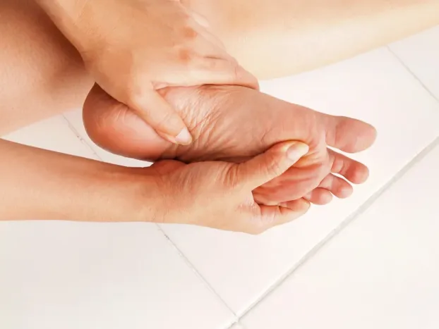 Kaki Berlubang: Obat, Penyebab, Gejala, dll. - Hello Sehat