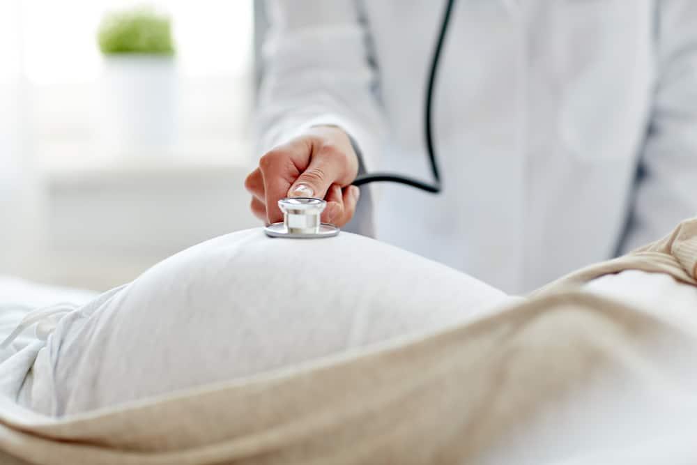 Epidural: Definisi, Jenis, Manfaat, Risiko, dll. - Hello Sehat