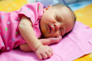 Bayi Kuning: Penyebab, Tanda, dan Pengobatan • Hello Sehat