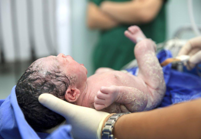 Mengetahui Feses Bayi yang Normal dan Tidak - Hello Sehat