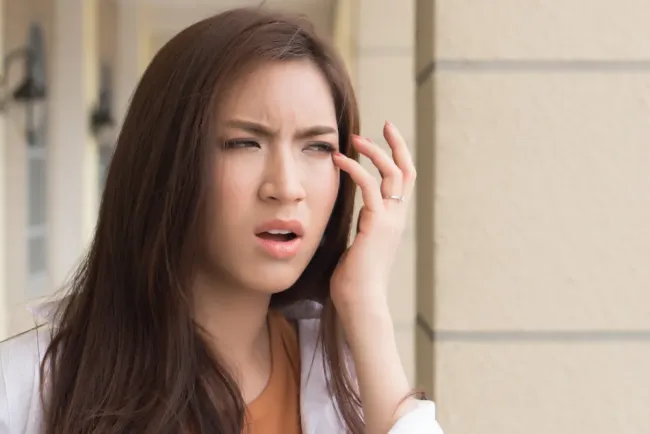 Floaters: Gejala, Penyebab, Pengobatan, dll - Hello Sehat