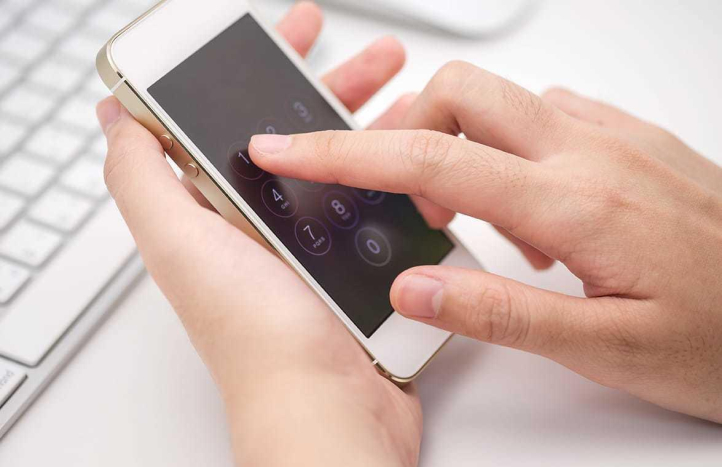 6 Cara Mengatasi Mata Buram karena HP - Hello Sehat