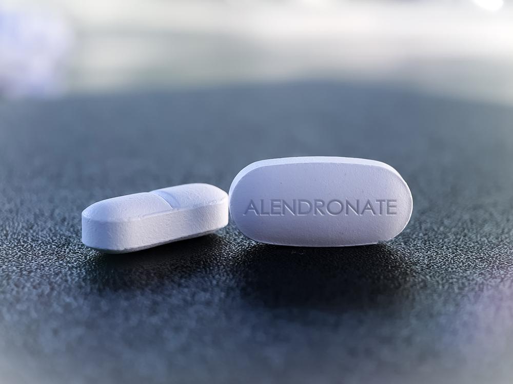Alendronate: Kegunaan, Dosis, Efek Samping, dll - Hello Sehat