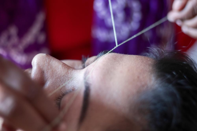 6 Cara Membentuk Alis Beserta Plus Minusnya - Hello Sehat