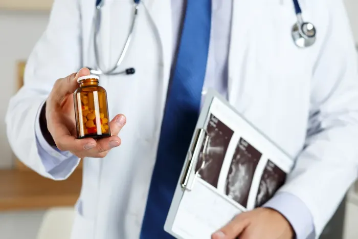 Isoniazid: Kegunaan, Dosis, dan Efek Samping - Hello Sehat