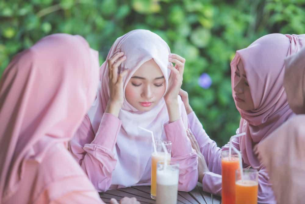 6 Cara Membantu Teman yang Depresi dengan Tepat - Hello Sehat