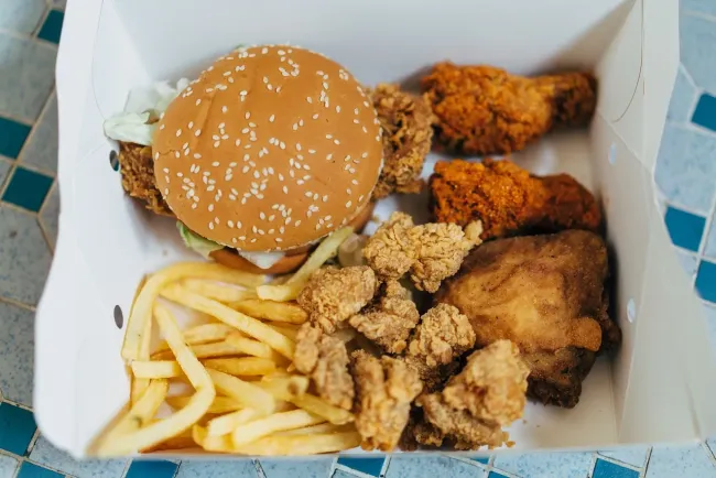 Kalori Burger vs Fried Chicken, Lebih Sehat Mana? - Hello Sehat