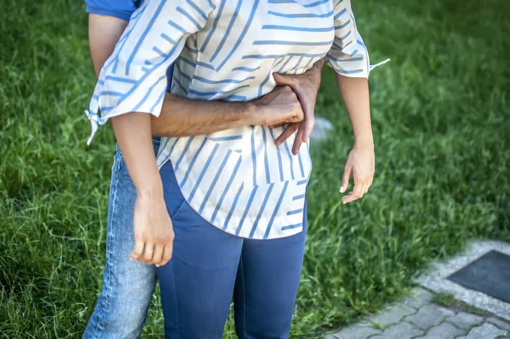 Heimlich Maneuver untuk Pertolongan Darurat Orang yang Tersedak | Hello ...