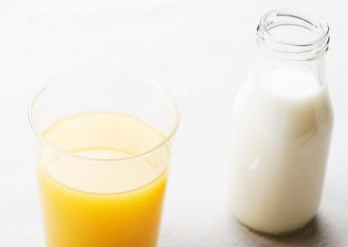 Lebih Sehat Mana, Minum Jeruk Atau Minum Susu Buat Sarapan?