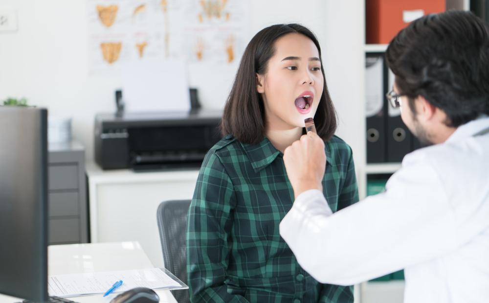 5 Penyebab Bercak Putih di Dinding Mulut - Hello Sehat