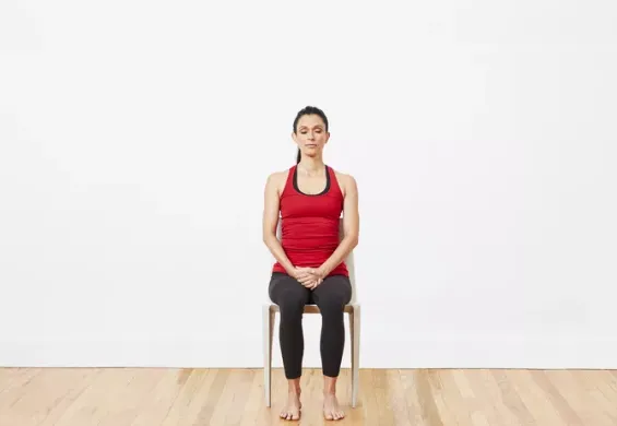 7 Pose Yoga Sambil Duduk di Kursi yang Mudah untuk Dilakukan