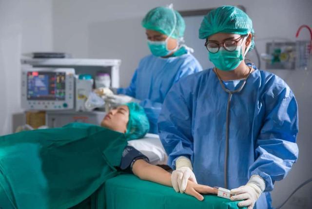 7 Tes yang Dilakukan Sebelum dan Sesudah Operasi - Hello Sehat