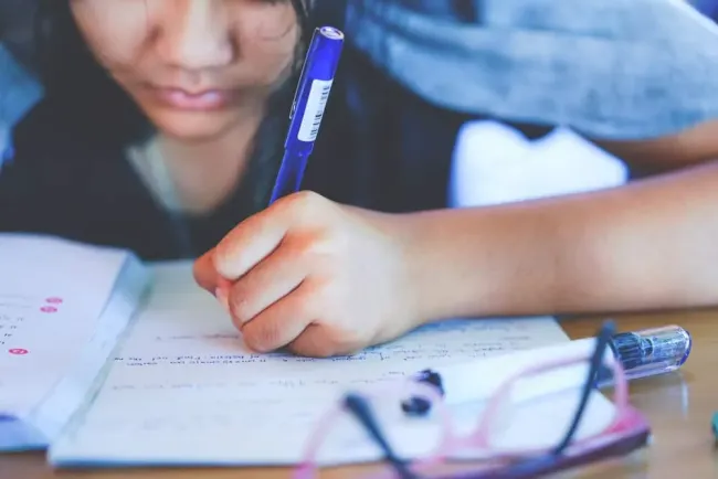 8 Cara Mengajari Anak Menulis dengan Rapi di Rumah | Hello Sehat