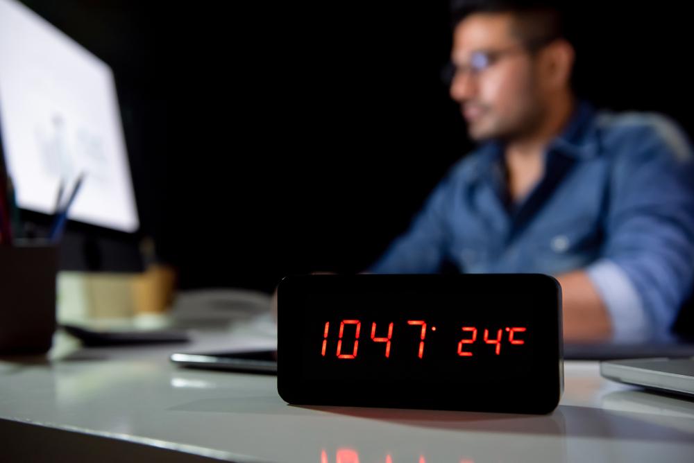 11 Tips Menjaga Kesehatan Saat Kerja Shift Malam - Hello Sehat