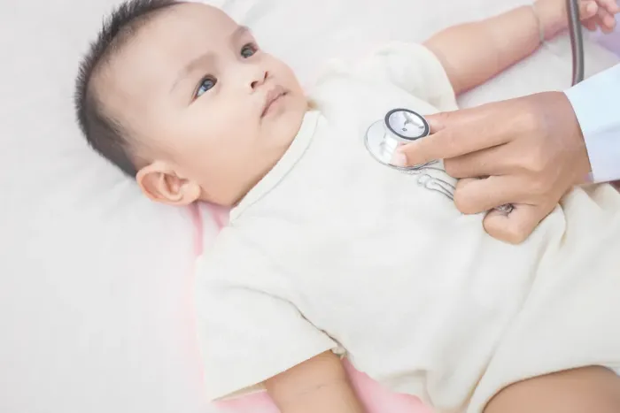 8 Cara Mengatasi Biang Keringat pada Bayi yang Aman dan Ampuh