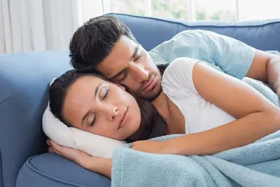 7 Posisi Cuddling yang Bikin Hubungan Makin Mesra