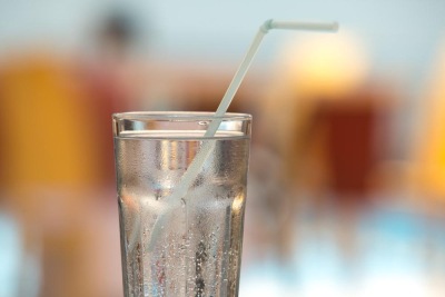 Manfaat Sparkling Water dan Efeknya bagi Tubuh - Hello Sehat