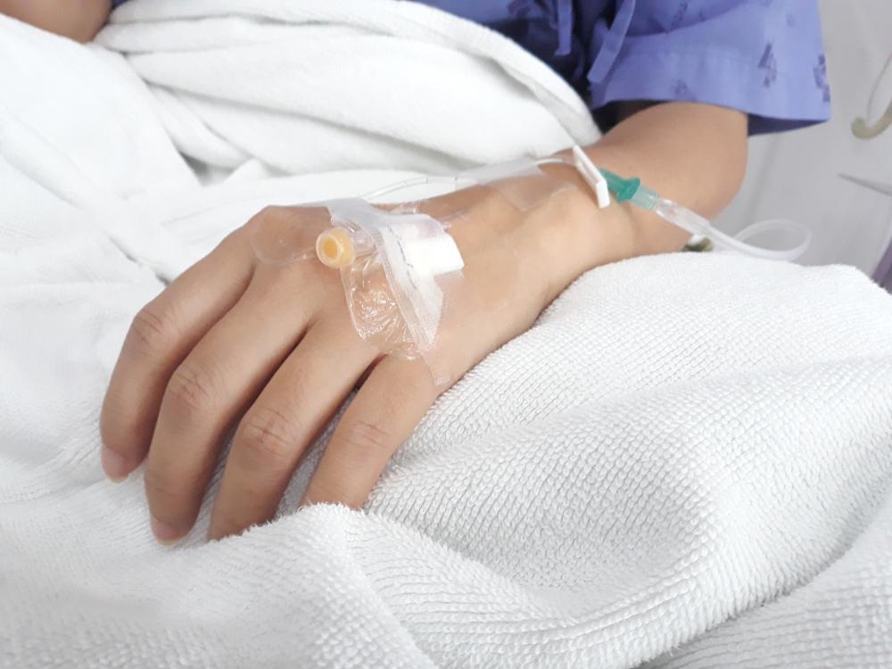 Terapi Cairan Infus untuk Pasien Demam Berdarah - Hello Sehat