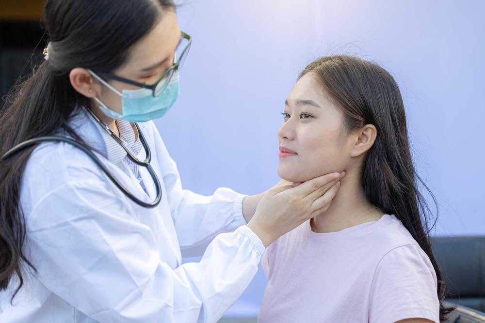 8 Cara Mengobati Leher Bengkak Sesuai Penyebabnya