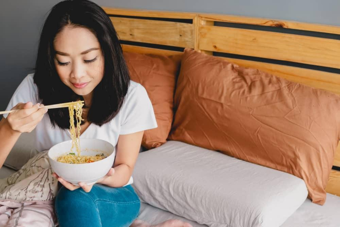 Bolehkah Ibu Menyusui Makan Mie Instan? Ini Faktanya - Hello Sehat