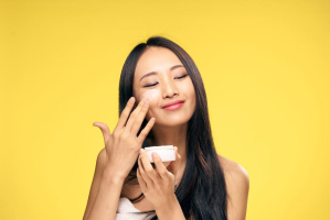 8 Rekomendasi Cream Penghilang Flek Hitam yang Ampuh