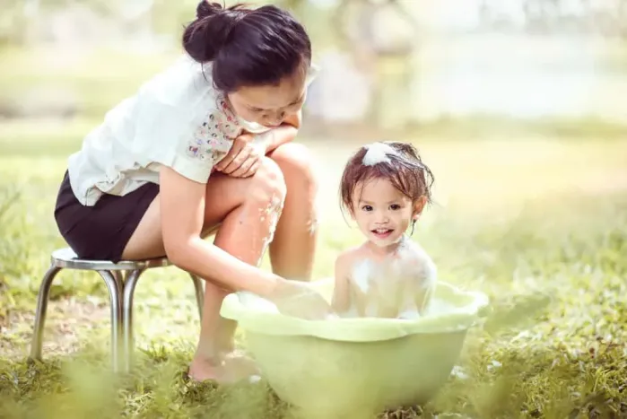 10 Rekomendasi Sabun Mandi Anak Terbaik dan Aman Digunakan