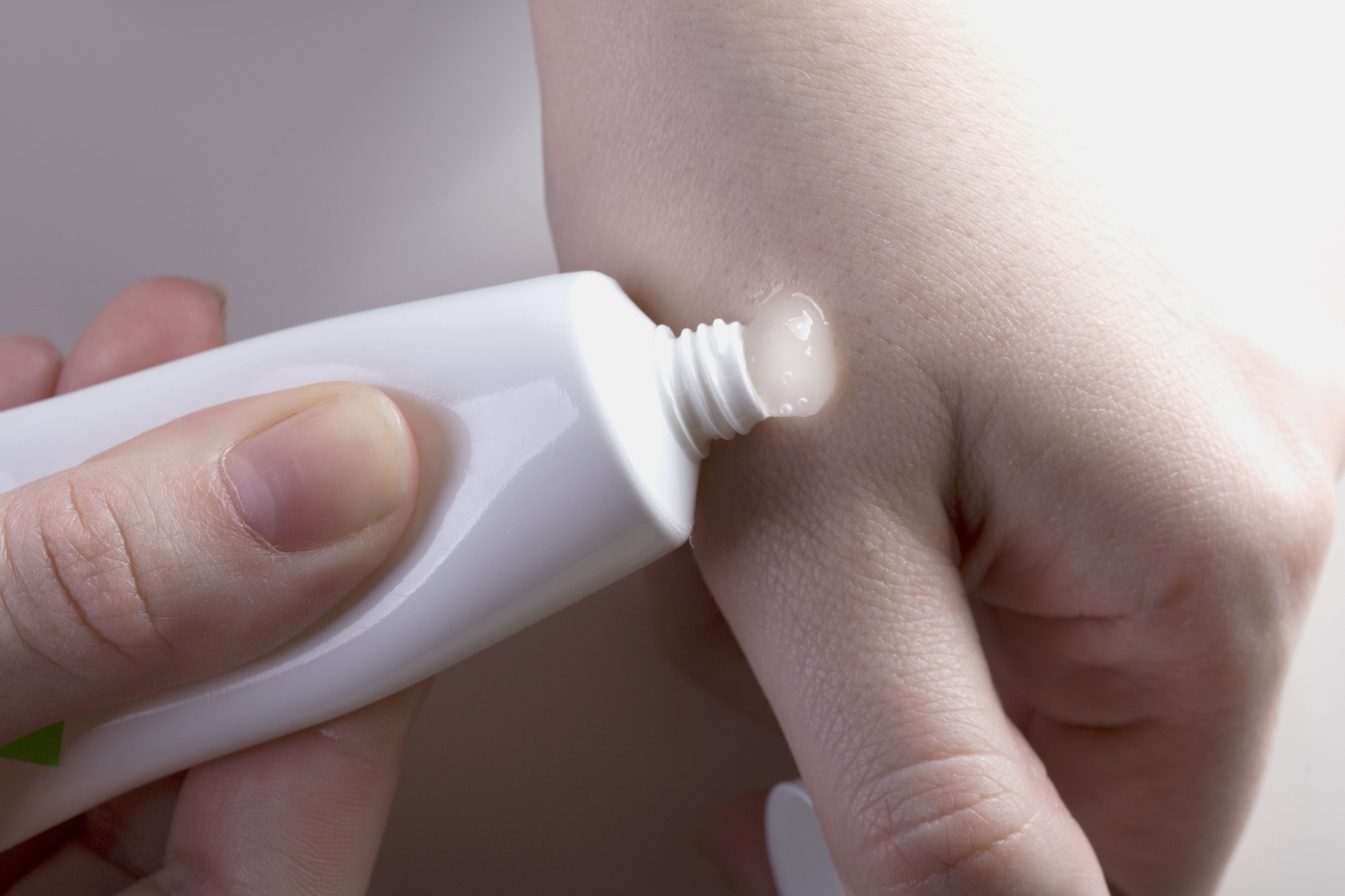 Dermatix: Kegunaan, Dosis, Efek Samping, dll. - Hello Sehat