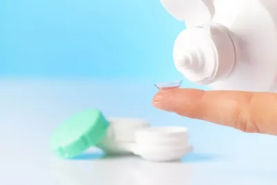 10 Rekomendasi Cairan Softlens yang Bagus dan Nyaman - Hello Sehat