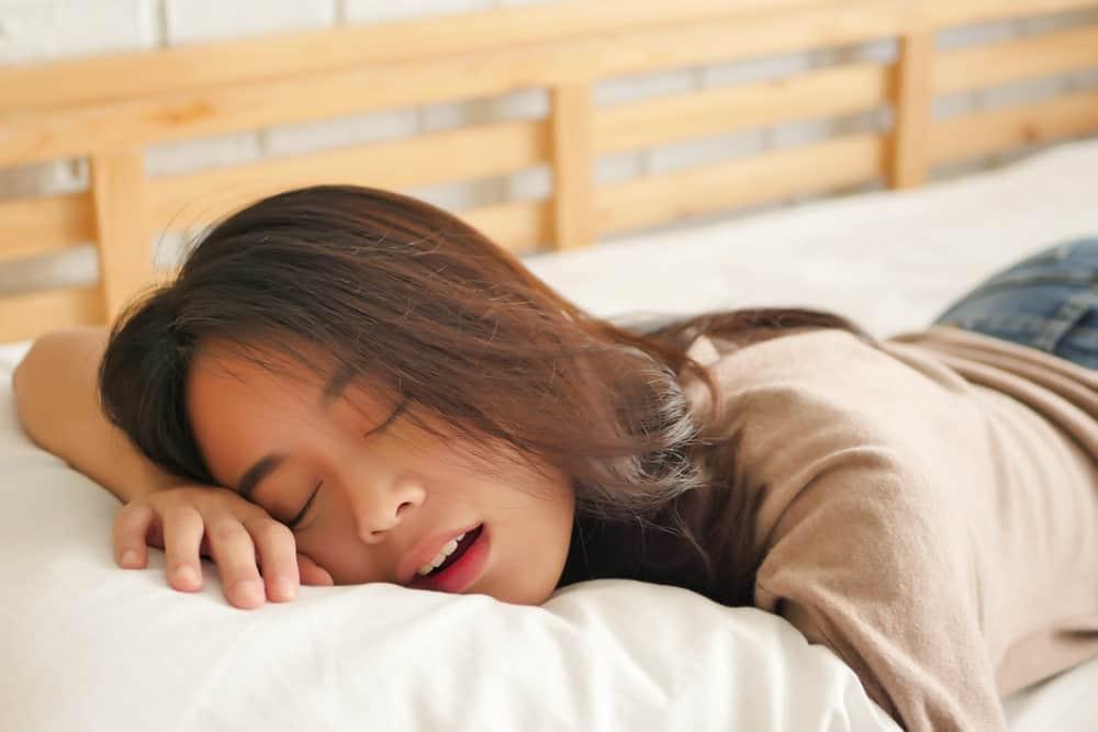 5 Penyebab Tidur Ngiler dan Tips Mengatasinya - Hello Sehat