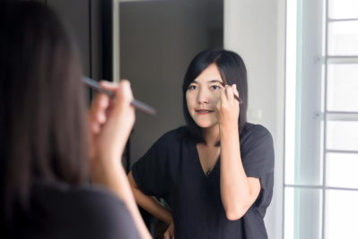 10 Rekomendasi Pensil Alis yang Bagus dan Awet - Hello Sehat