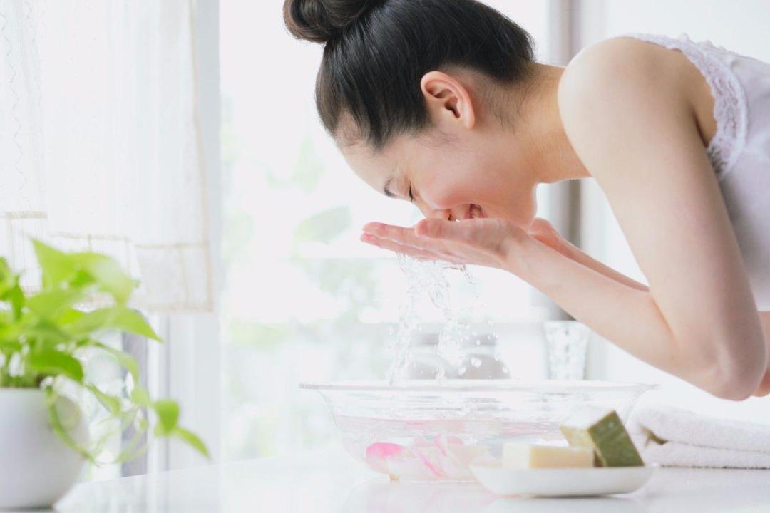Manfaat Cuci Muka dengan Air Hangat, Apa Saja? - Hello Sehat