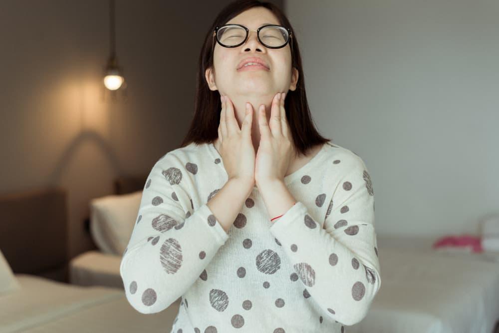 6 Cara Mengatasi Tersedak untuk Diri Sendiri dan Orang Lain | Hello Sehat