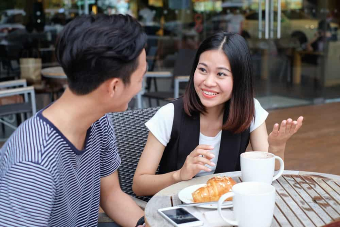 8 Cara Membuat Percakapan dengan Orang Lain Tanpa Canggung