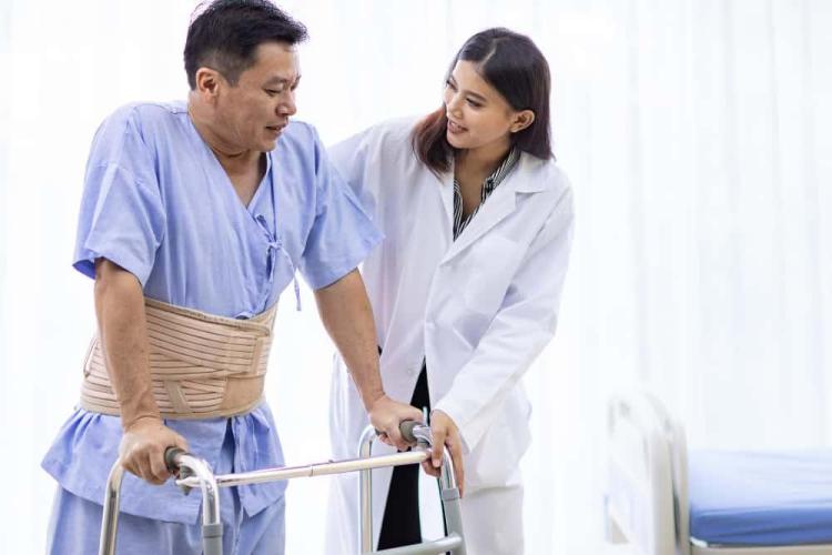 Pemulihan Pasca Operasi Lutut, Ini Hal yang Perlu Dilakukan • Hello Sehat