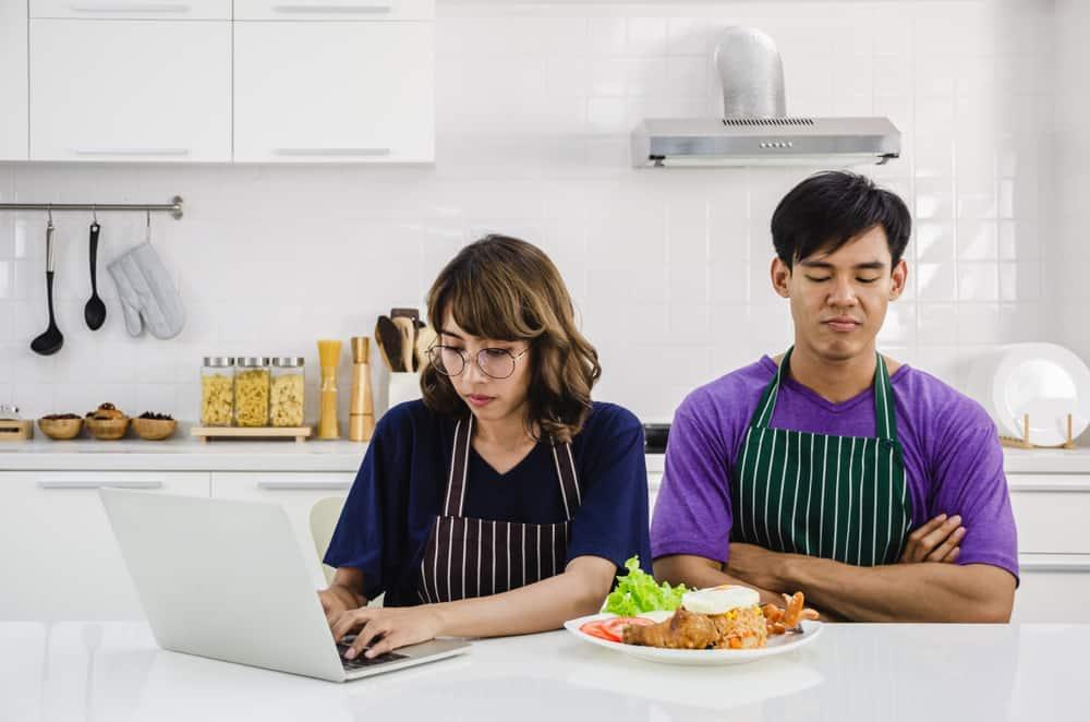 7 Cara Menghilangkan Sifat Cuek pada Pasangan - Hello Sehat