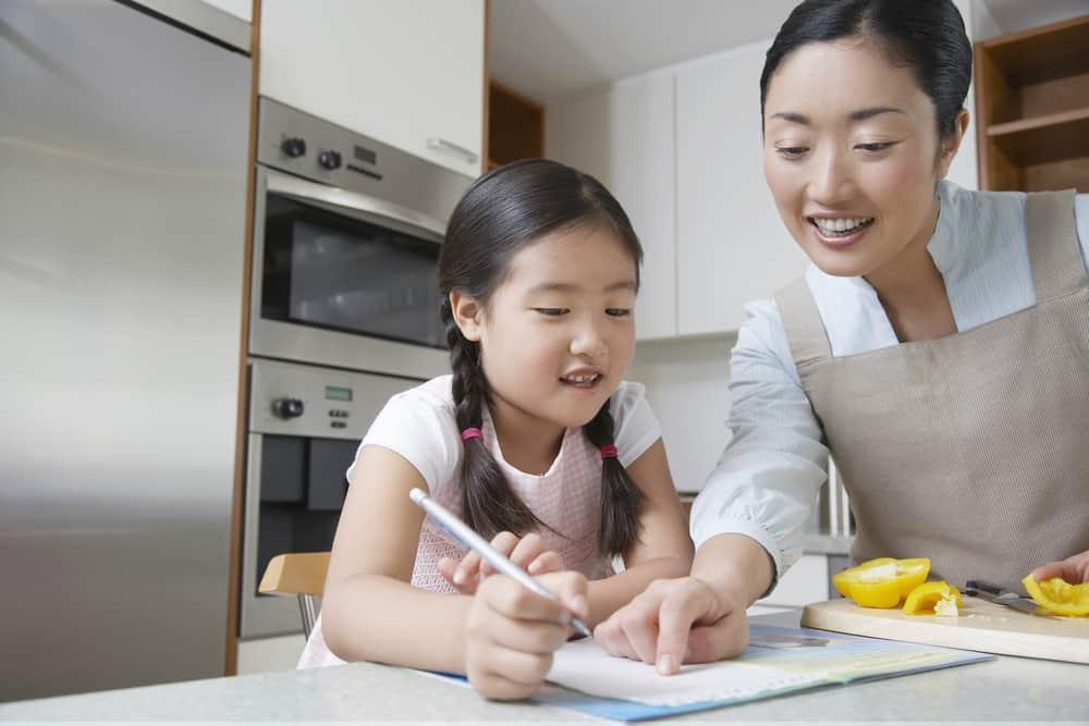 8 Cara Mengajari Anak Menulis dengan Rapi di Rumah - Hello Sehat