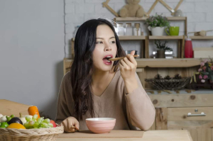 15 Cara Mengatasi Mual Dengan Mudah Tanpa Obat - Hello Sehat