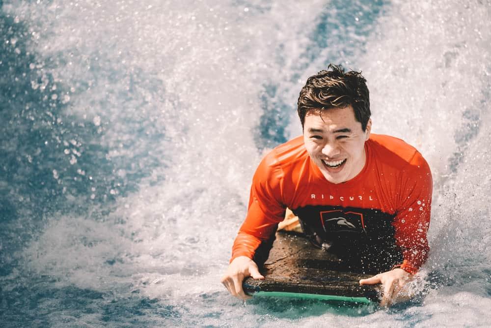 7 Manfaat Selancar Air (Surfing) dan Tips Aman untuk Pemula