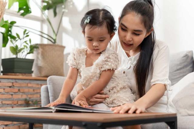10 Cara Seru Mengajarkan Anak Belajar Membaca sejak Dini