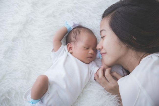 7 Refleks yang Biasanya Dimiliki Bayi Baru Lahir - Hello Sehat 7 Refleks yang Biasanya Dimiliki Bayi Baru Lahir - Hello Sehat