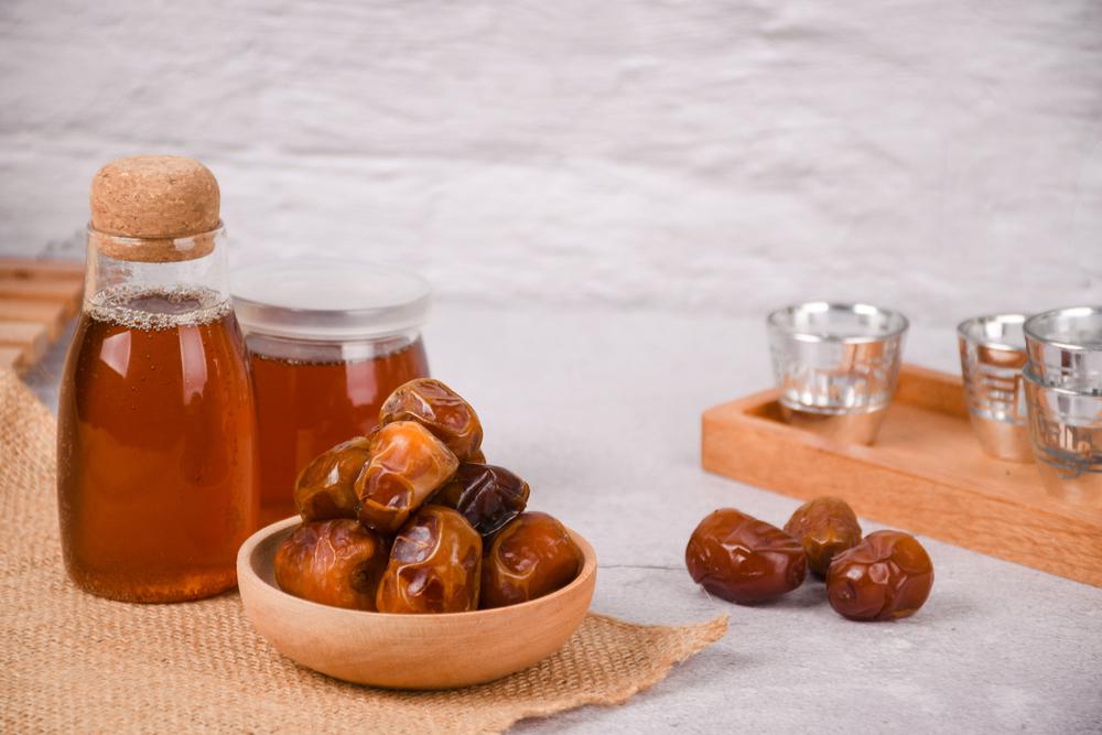 5 Manfaat Kurma dan Madu untuk Kesehatan - Hello Sehat