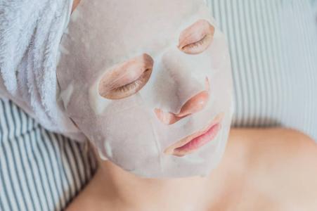 7 Urutan Memakai Sheet Mask yang Benar - Hello Sehat